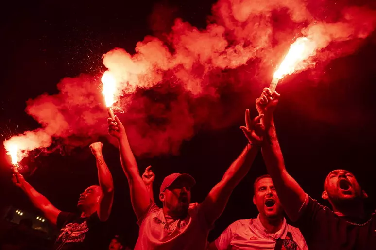 Parigi, guerriglia per la Champions: un morto e 219 feriti